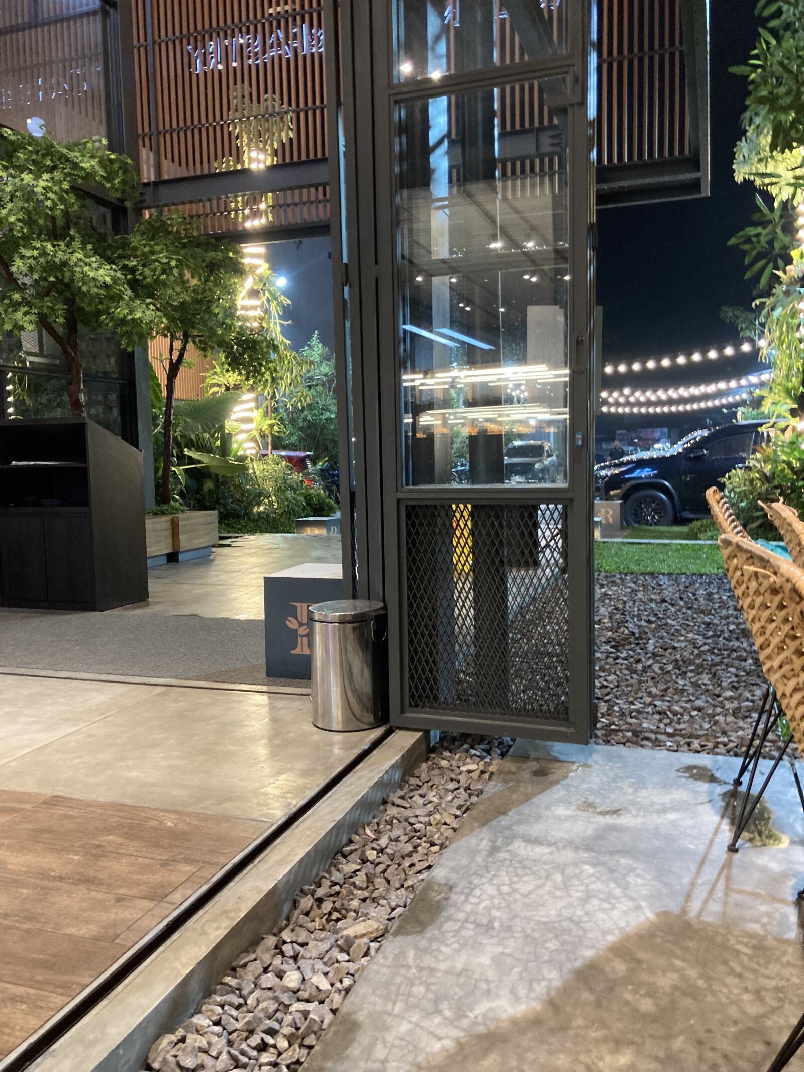 Apple iPhone SE (2nd generation) sample photo - lzl7ivPycJ - ExploreCams